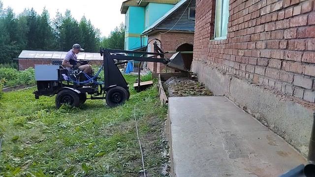 минипогрузчик экскаватор. Последовательность с бетоном
