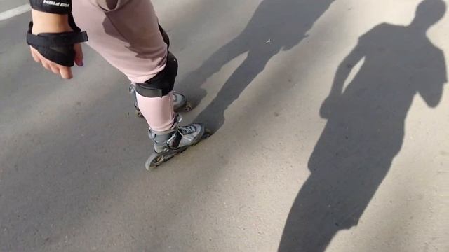 Катя катается на роликах. Зона отдыха, Абакан