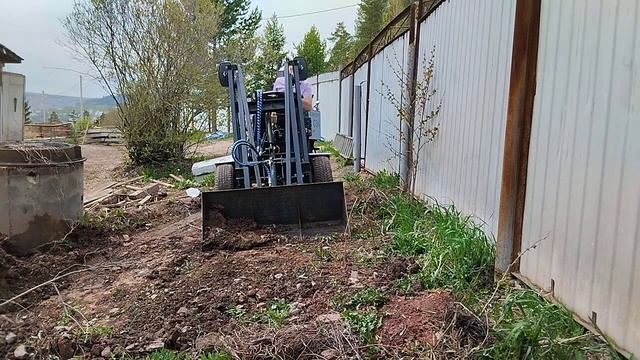Минипогрузчик экскаватор. Ровняю ландшафт