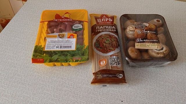 Немного Tupperware. Гречневая лапша с грибами и куриными сердечками.