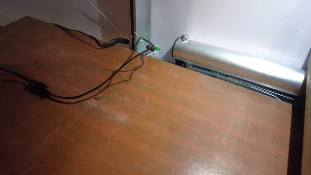 Длинный стол для уличной торговли. Ремонт подсветки