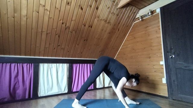 Практика Чандра Намаскар (Приветствие Луне)