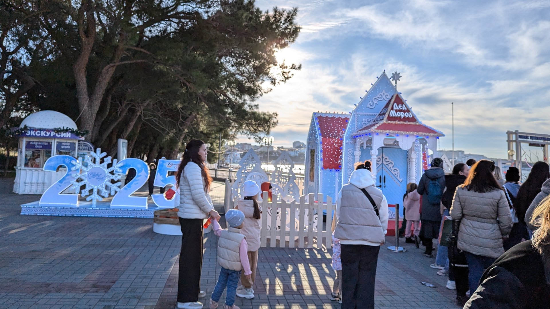 Домик Деда Мороза уже открыт, Геленджик, набережная, 21 декабря 2024 года, сегодня погода отличная!