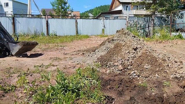 Минипогрузчик экскаватор. Перекидываю щебень с песком