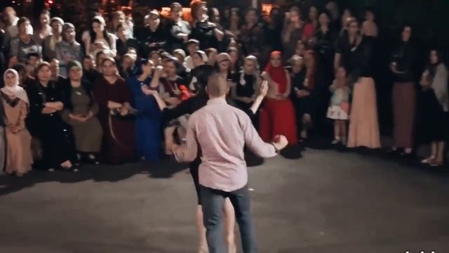 ЛОВЗАР! Красивые девушки и парни танцуют Чеченская лезгинка 2025