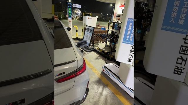 Робот-манипулятор на заправочной станции Ханчжоу автоматизирует заправку автомобилей 🤖