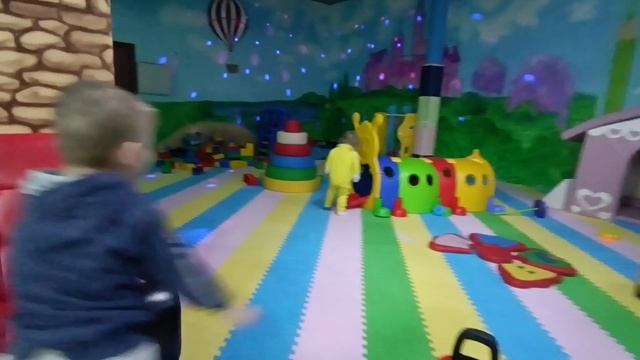 Дети балуються в дет центре