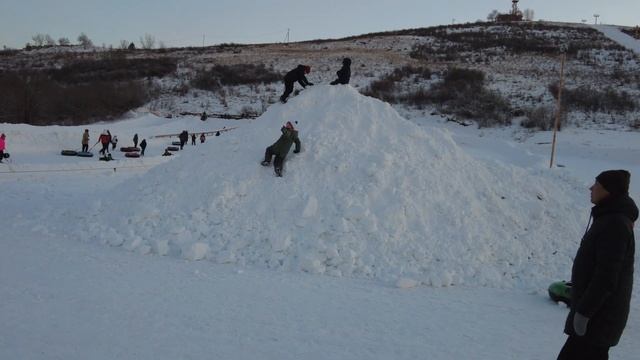 Катаемся на плюшках с горы Самохвал. Абакан, Нижняя Согра