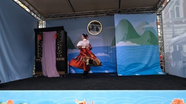 Завершающий танец молодых старика и старухи