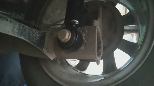 LADA  XRAY Замена задних амортизаторов.