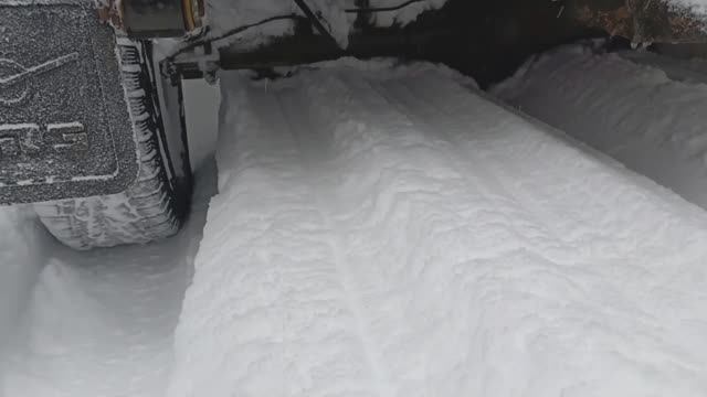 Проверка капканов на куницу. Дорогу почти замело. Едем на пониженной.