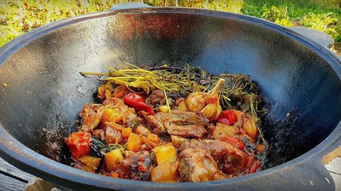 Индейка в казане на томатном соке