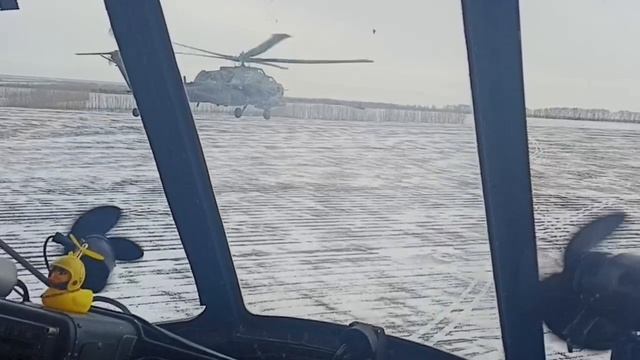 Ударный Ми-28 в сопровождении специального Ми-8АМТШ.