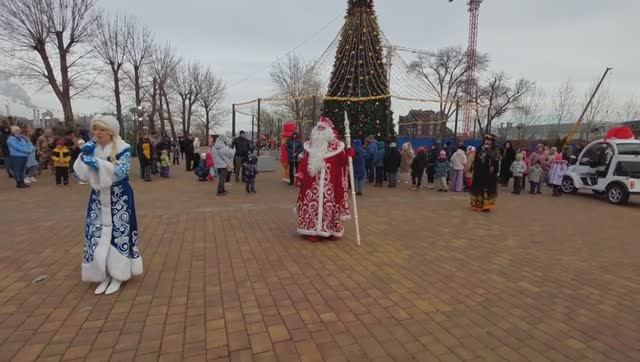 ✨#3. Увлекательный новогодний хоровод с Бабой Ягой;
✨Дед Мороз и Снегурочка.