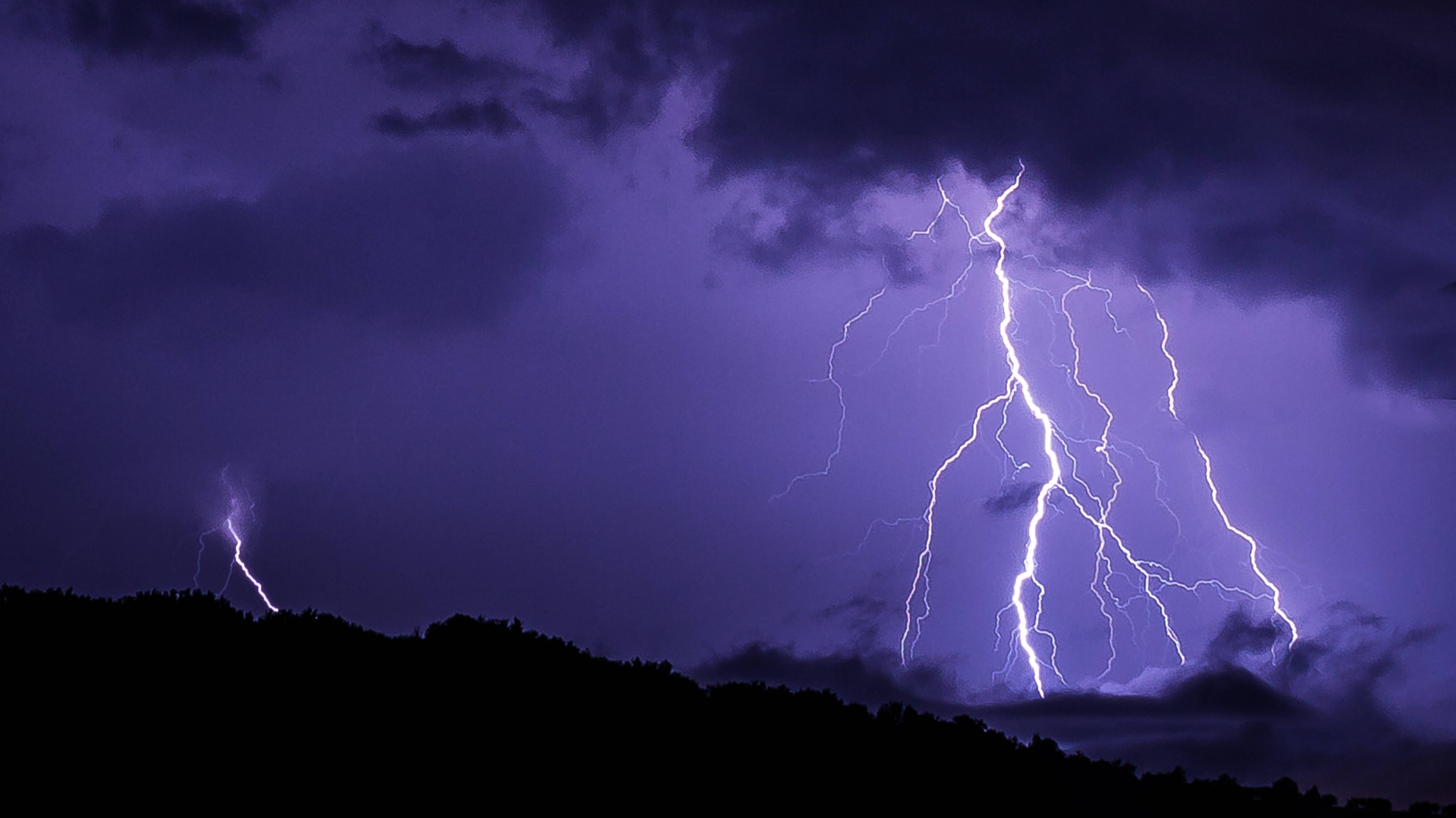 Заснял молнию. Молния резвится, молния играет! В небесах искрится, дождик созывает!