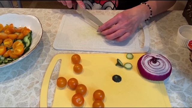 Салат с жареным сыром