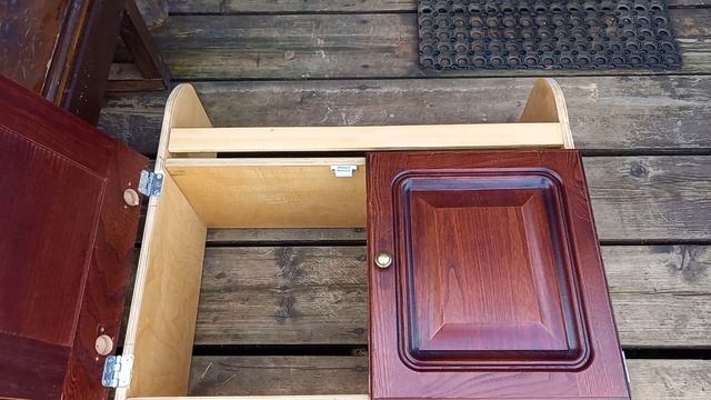 Навесная полка с дверцами