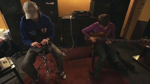 Finger drumming & bass improvisation