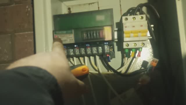 Проверка запуска дешевого бензинового генератора 7кВт для частного дома в зимнем кожухе