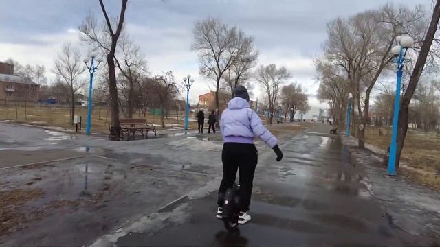 Катя научилась кататься на моноколесе. Зона отдыха Абакан