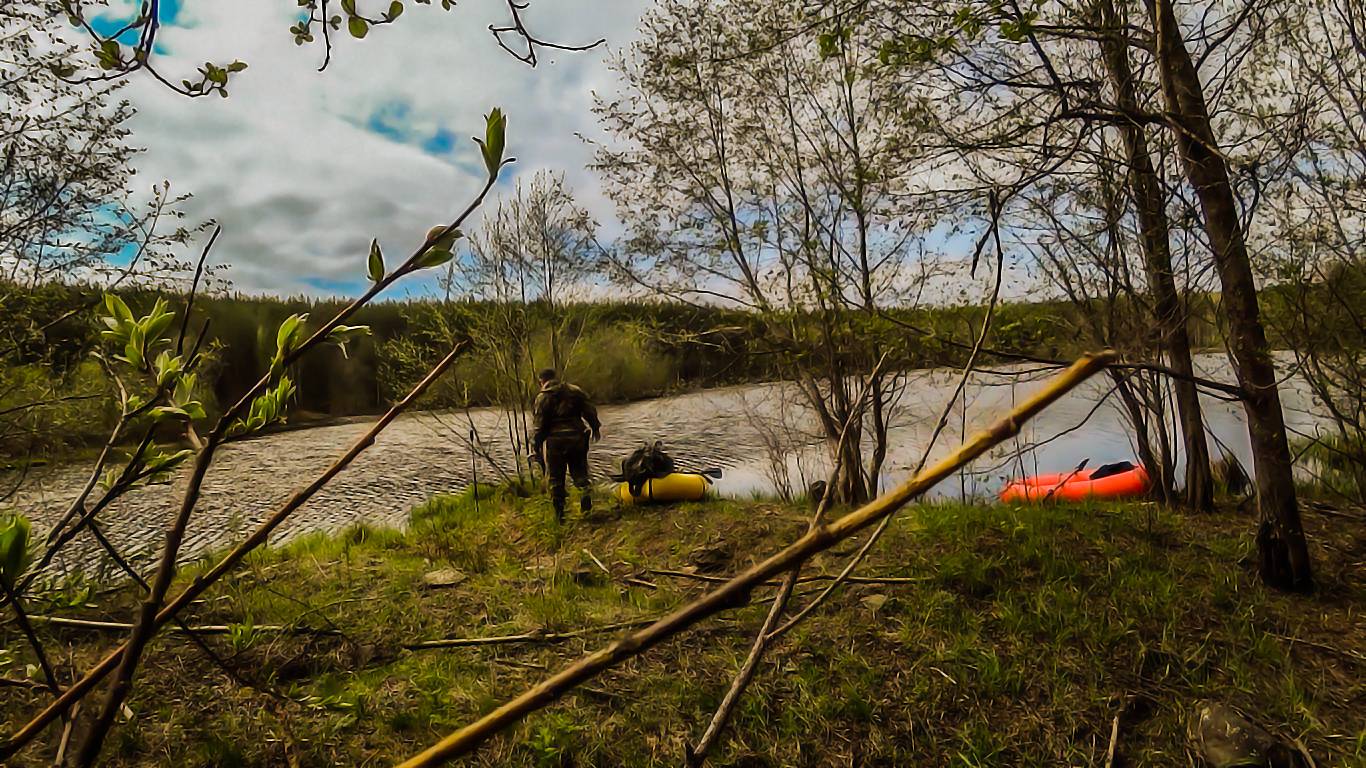 Поход на пакрафте. Лагерь на не обитаемом острове. Колбаски на гриле.