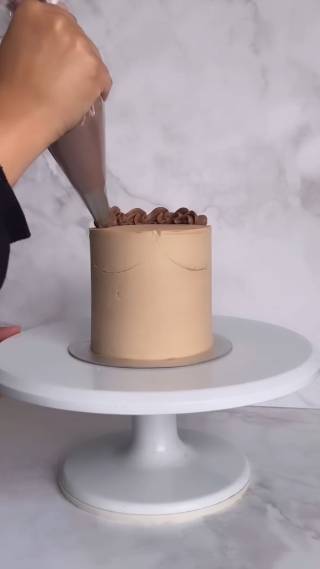 Как украсить торт декором.Посмотрите, как профессионально украсить торт кремом своими руками в дома