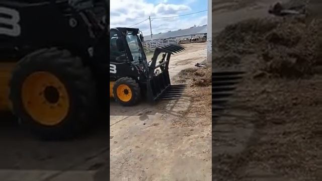 Сельскохозяйственный захват для силоса Exten ZF на мини-погрузчике JCB.