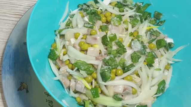 Салат из селёдки , лука и горошка