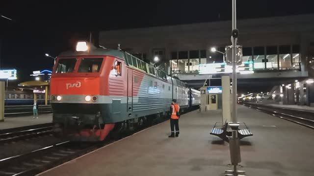 ЧС8-072 с поездом № 8 Брест – Москва отправляется из Минска