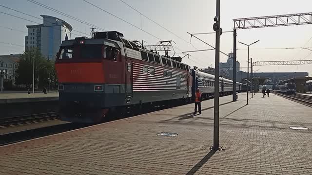 ЧС4Т-379 с поездом № 27 Москва – Брест отправляется апрельским утром из Минска