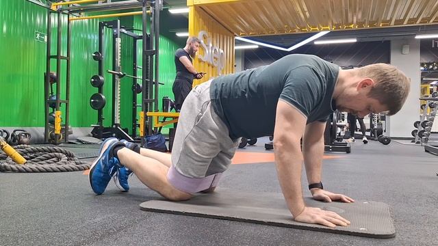 Отведение бедра стоя на четвереньках