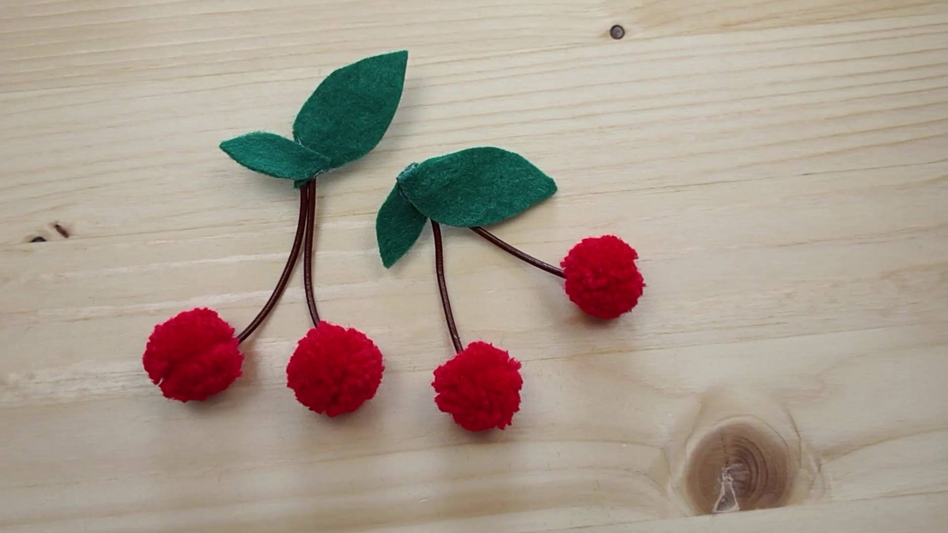 Видеоурок как сделать украшение из помпонов. Вишня из помпонов