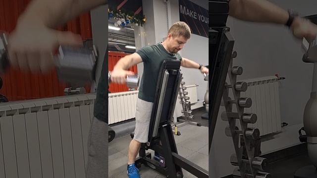 Отведения с гантелями стоя с упором о лавку