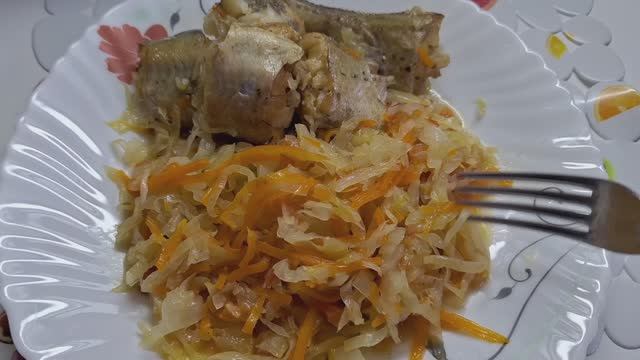 Рыба с капустой в одной кастрюле.