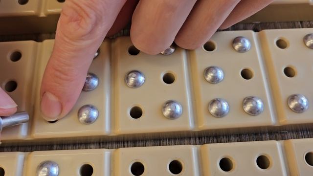 Пишем буквы шрифтом Брайля на колодке