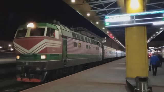 Калининградский "Янтарь" под тягой ЧС4Т-559 отправляется из Минска, апрель 2024 г.