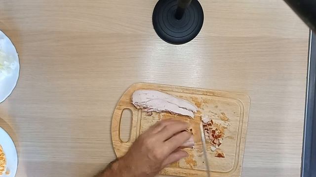 Всеми любимы салат с копченой курицей и грибами! Классический рецепт