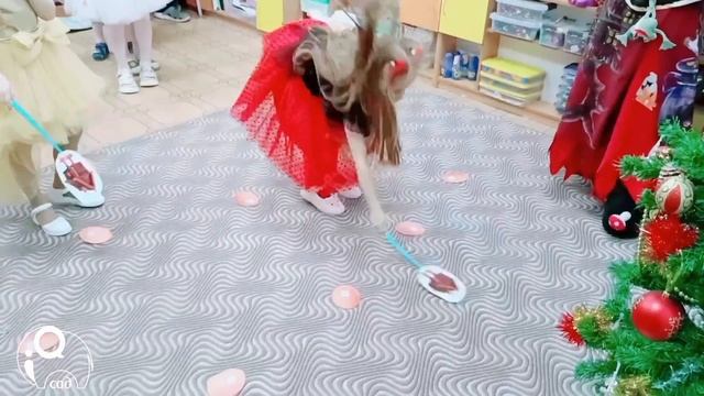 Зимние забавы с бабкой Ёжкой. Празднование Нового года в  частном детском саду iQ-Сад, 2024-2025.
