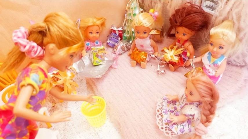 Кто взял два подарка. Барби Марина не уследила за детьми...