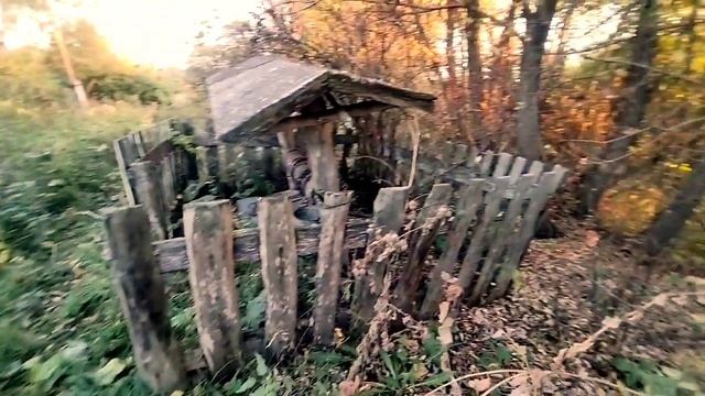 Обзор заброшенного колодца в заброшенной деревни.