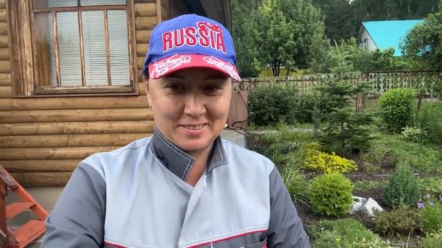 День 4 отпуска на даче. Муж кормит и чинит баню. Обновила тюли в доме. Чищу клубнику и цветники