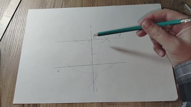 Как построить прямую параллельную данной через заданную точку с помощью циркуля