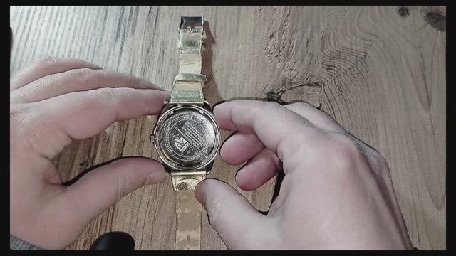 Как поменять батарейку в наручных часах