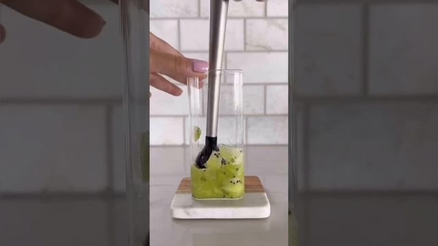 Смузи-коктейль, приготовленный с использованием спелых и ароматных плодов киви