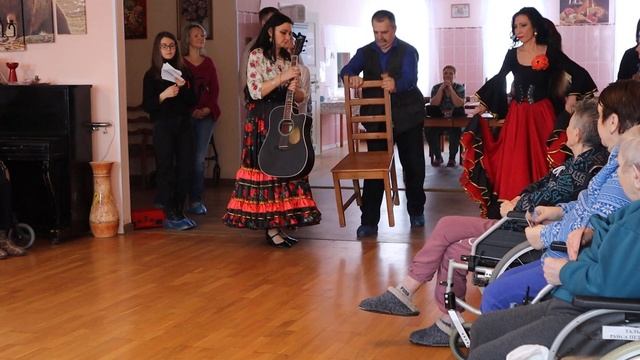 ВОЛОНТЕРЫ ПОЮТ НА ПРАЗДНИКЕ В ИНТЕРНАТЕ ДЛЯ ПОЖИЛЫХ ЛЮДЕЙ. ТАНЦЕВАЛЬНЫЙ КОЛЛЕКТИВ "ЭКСПРОМТ"