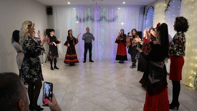 Шуточный мастер класс по цыганским танцам для гостей на вечеринке "Цыганизация 2024". Школа танцев.