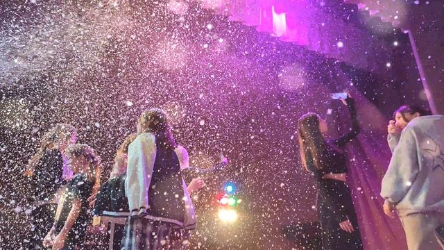 КАРАОКЕ ПОД СНЕГОМ ИЛИ МЕТЕЛЬ НА СЦЕНЕ