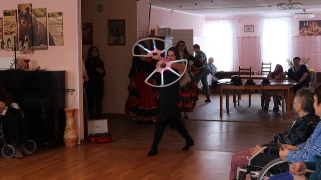 ТАНЕЦ СО СВЕТОДИОДНЫМИ ВЕЕРАМИ  Е.КАМЕНКОВА. ВЫСТУПЛЕНИЕ В ИНТЕРНАТЕ ДЛЯ ПОЖИЛЫХ ЛЮДЕЙ #волонтёры