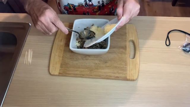 Рулетики из куриного филе грудки. Рулеты фаршированные грибами, помидорами и сыром