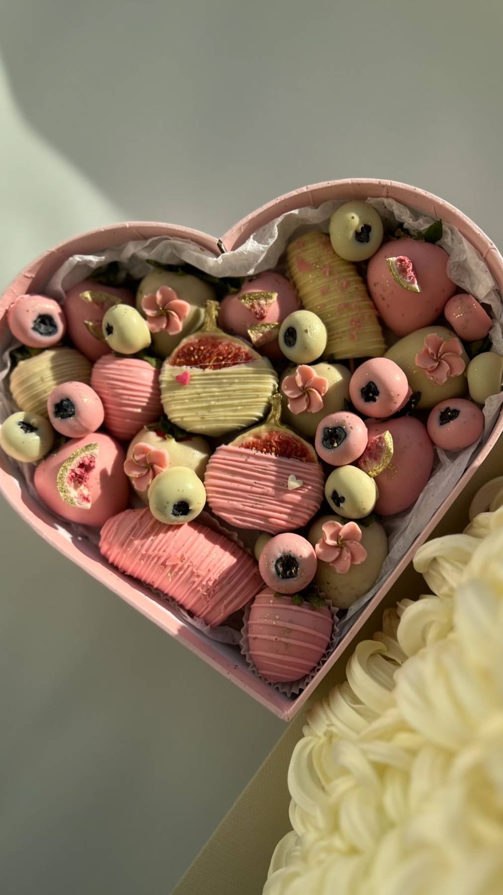 Клубника в шоколаде: утонченная и элегантная коробка с фруктами и ягодами в шоколадной глазури 💕